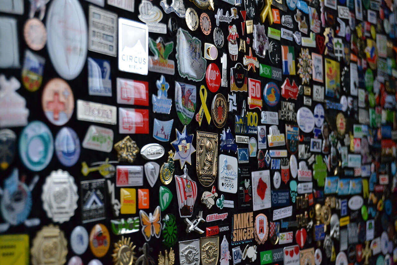 Pins Anstecker Anstecknadeln Reversnadeln alle Farben & Formen